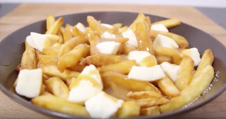 Simple et rapide, la recette québécoise de la poutine - La Recette