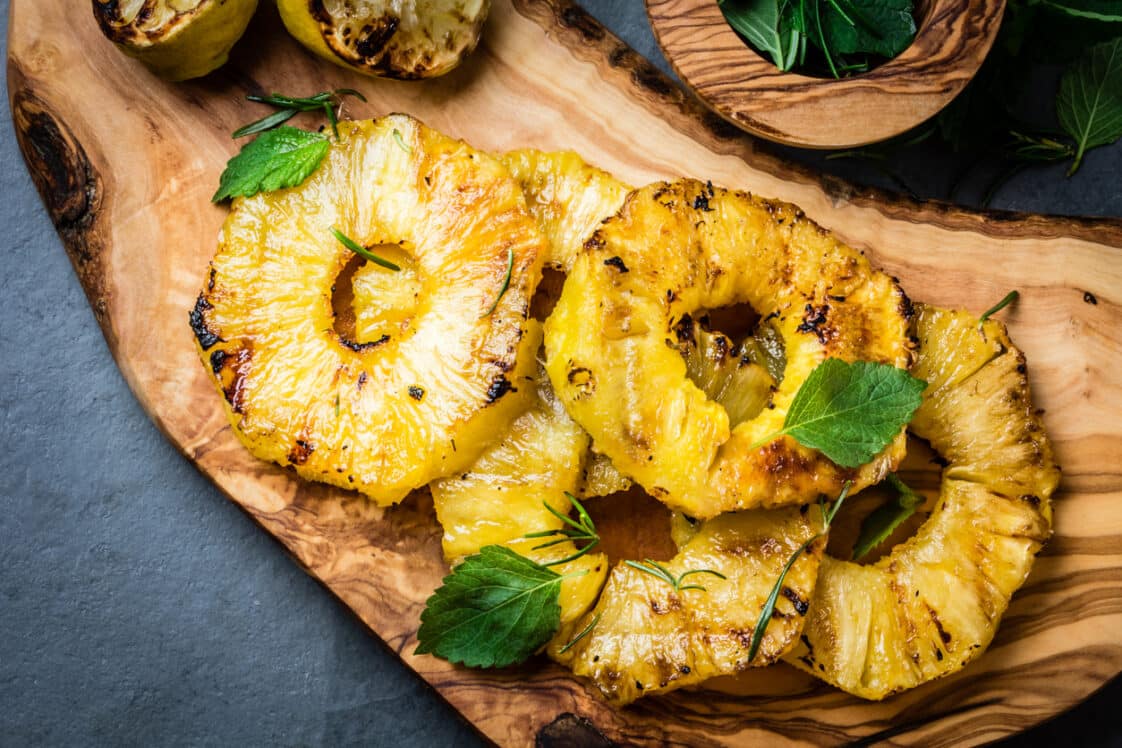 Ananas rôti au rhum et parfumé à la vanille - La Recette